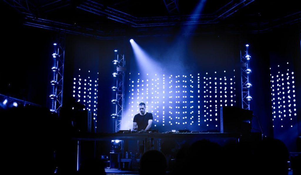 Cele mai inovatoare tendințe în industria muzicală din 2024 - Adi Popescu